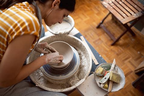 Tembikar Wanita Membuat Tembikar Di Bengkel Tembikar Foto Stok Unduh Gambar Sekarang Istock