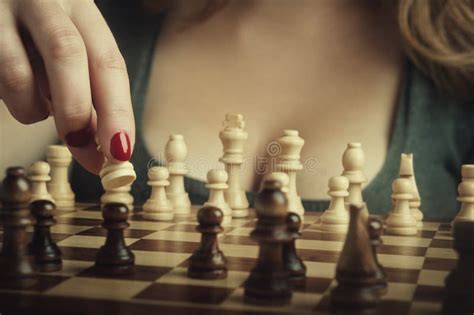 Sexy Frau Die Schach Spielt Stockfoto Bild Von Wettbewerb