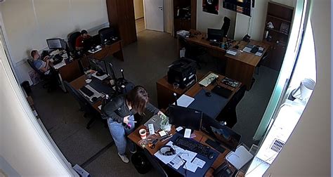 Создать мем скрытая камера в офисе офис скрытые камеры видеонаблюдения для офиса Картинки