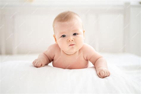 Ein Kleines Süßes Lächelndes Mädchen Liegt Nackt Auf Dem Bett Im