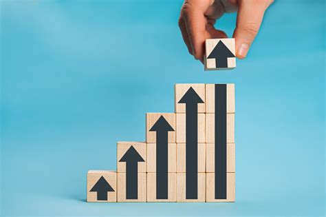 사다리 경력 경로 사업 및 성장 성공 프로세스 개념 남자의 손은 위쪽 화살이 달린 계단 의 형태로 나무 블록의 스태킹을 준비합니다 개념에 대한 스톡 사진 및 기타 이미지