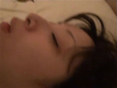 大学刚毕业在银行做理财销售的美女 推销产品被客户灌醉带到酒店尽情的玩弄 肤白貌美真不错 可惜了 XX视频