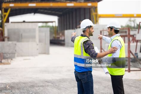 중공업 엔지니어 팀워크 조립식 콘크리트 벽 산업 제조 공장에서 함께 일하는 두 명의 건축업자와 건설 노동자 화합과 팀웍 개념 25 29세에 대한 스톡 사진 및 기타 이미지