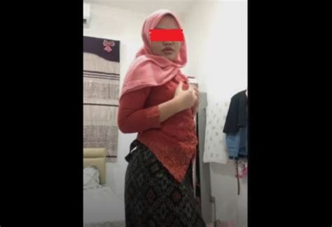 Bikin Penasaran Kini Muncul Video Kebaya Merah Versi Wanita Berhijab