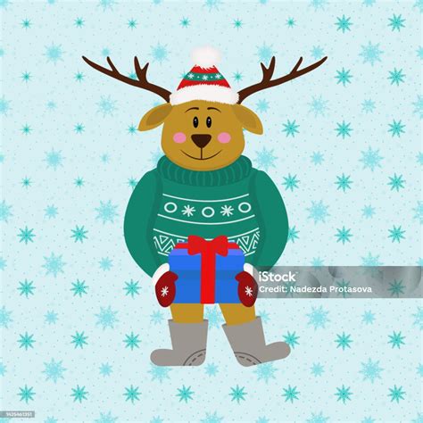 파란색 배경에 큰 뿔과 녹색 스웨터를 가진 귀여운 사슴 그의 손에 선물을 가진 귀여운 사슴 사슴의 재미 있는 벡터 그림입니다