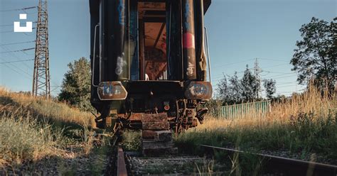 선로 위의 기차 사진 Unsplash의 무료 기차 이미지