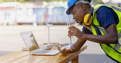 엔지니어 아프리카계 미국인 흑인 노동자가 풍력 터빈 모델의 태양 에너지에 대해 논의하고 건설 현장에서 노트북으로 온라인으로 토론합니다 사진 Unsplash의 태국 이미지
