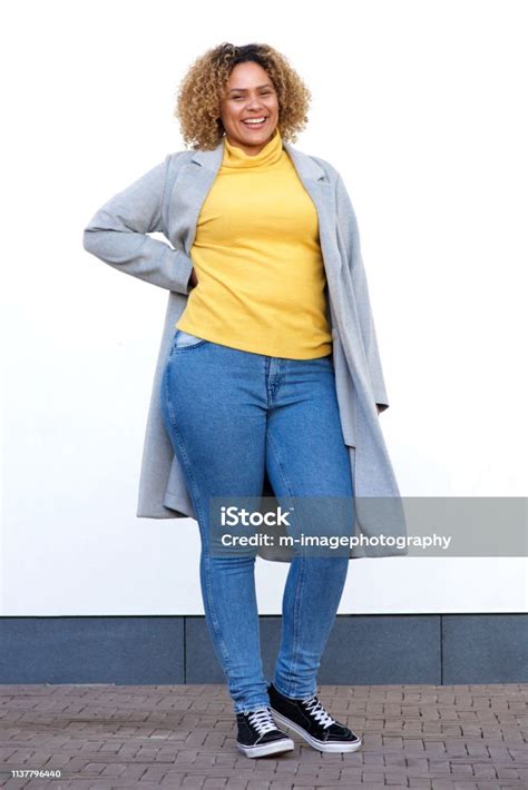 겨울 코트 흰색 벽에 대 한 미소에 전체 바디 젊은 아프리카계 미국인 여자 전신에 대한 스톡 사진 및 기타 이미지 전신