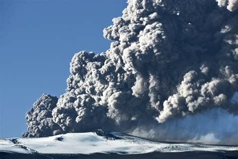 Eyjafjallajokull Volcano Editorial Photography Image Of Eruption