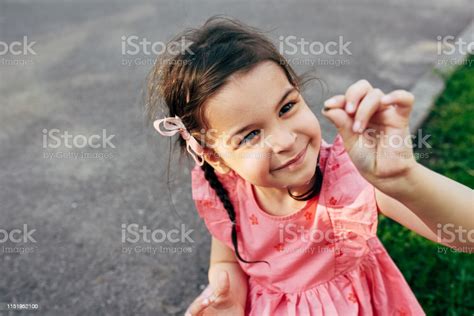 귀여운 행복 한 아이의 야외 이미지 웃 고 도시 공원에서 그녀의 손가락에 곤충을 찾고 아름 다운 어린 소녀 재생 하 고 여름 휴가에 자연의 삶을 탐험 공원에 대한 스톡 사진
