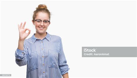 젊은 금발 비즈니스 여자는 손과 손가락으로 Ok 사인을 하 고 긍정적인 미소 성공적인 식입니다 셔츠에 대한 스톡 사진 및 기타 이미지 Istock