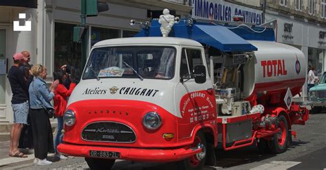 거리의 빨간 트럭 사진 Unsplash의 무료 폰티비 이미지