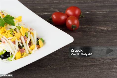 토마토 고추 오이 버섯 햄 치즈와 회색 나무 테이블에 흰 접시에 계란을 가진 전통적인 불가리아 목 샐러드 불가리아 요리 발칸 문화 가까운에 대한 스톡 사진 및 기타 이미지