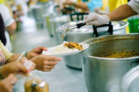 기아를 완화 시키기 위해 가난한 사람들을 위한 공유 하는 식품의 개념 개념에 대한 스톡 사진 및 기타 이미지 개념 개념과