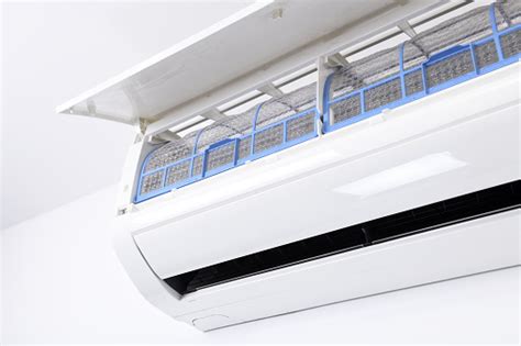 흰색 벽실에 에어컨 시스템 에어컨 아파트의 흰색 벽에흰색 에어컨이 설치되어 있습니다 0명에 대한 스톡 사진 및 기타 이미지 0명 가정의 방 공기조화 Istock