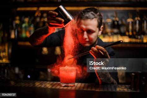 바텐더가 알코올 칵테일에 말린 오렌지와 파우더를 첨가 가루로 빻은에 대한 스톡 사진 및 기타 이미지 가루로 빻은 가린 얼굴 각얼음 Istock