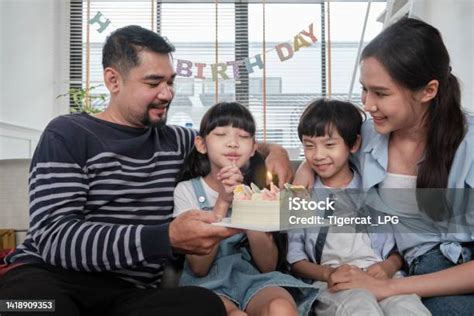 아시아 소녀는 생일 케이크에 놀랐고 가족과 함께 파티를 축하합니다 가정 생활에 대한 스톡 사진 및 기타 이미지 가정 생활