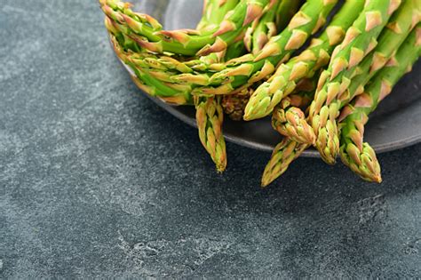 아스파라거스 회색 슬레이트 석면 배경에서 요리 할 준비가 신선한 녹색 아스파라거스 무리 맨 위 보기 복사 공간입니다 0명에 대한 스톡 사진 및 기타 이미지 Istock