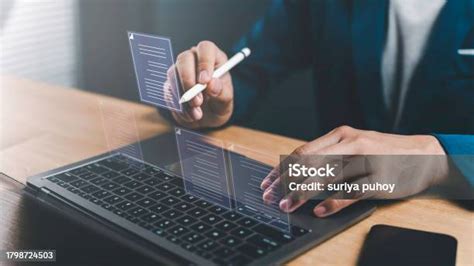 전자 문서가 있는 랩톱 컴퓨터에서 작업하는 사업가 스타일러스 펜을 사용하여 가상 노트북 화면의 디지털 문서에 대한 전자 문서