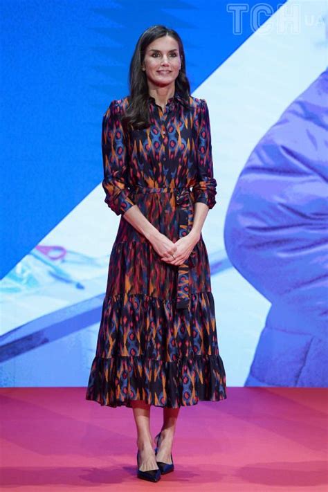 У сукні сорочці та чорних слінгбеках королева Летиція в гарному образі вийшла у світ Читайте