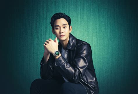 그린이 잘 어울리는 `배우 김수현 시계 화보 공개