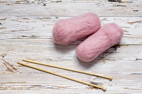 원사와 흰색 나무 빈티지 배경에 나무 뜨개질 바늘 편 직 분홍색 털에 털 한 실 세 배경 공부에 대한 스톡 사진 및 기타 이미지 공부 공예 디자인 Istock