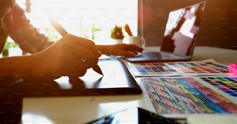 직장에서 그래픽 디자이너 사무실에서 디지털 태블릿과 컴퓨터를 사용하는 그래픽 디자이너 사진 Unsplash의 태국 이미지