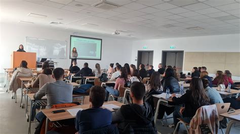 УНСС Софтуер за брейнсторминг демонстрираха лектори от „ibm България“ пред студентите от