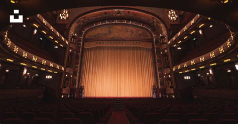 갈색 나무 벽에 빨간 커튼 사진 Unsplash의 무료 극장 이미지