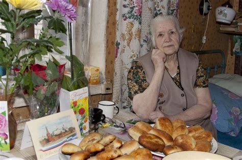 Я вручила мамі пенсійне посвідчення і твердо сказала що сестрі та братові настав час втрутитися