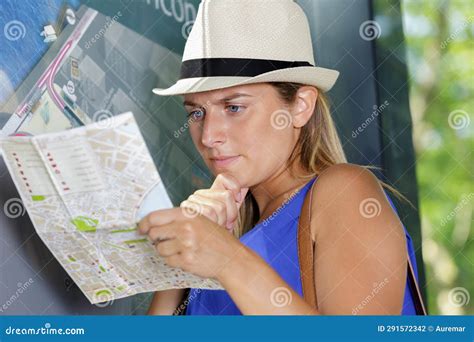 Turista Joven Sostiene Mapa De Papel Foto De Archivo Imagen De Recorrido Ciudad