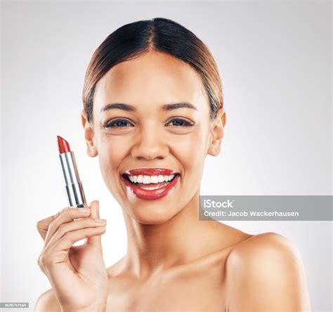 여성 빨간색 립스틱은 초상화 메이크업 미용 흰색 배경에 분리된 피부 빛을 띤 화장품 화장품 스킨케어가 있는 색상과 얼굴 스튜디오에서 미소와 셀프 케어가 있는 제품 20 24