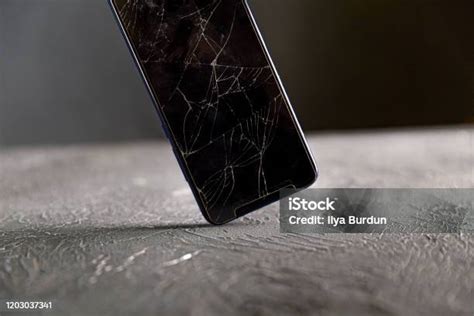 사랑스러운 어린 소녀는 카메라를보고 노란색 벽의 베개 배경을 껴안고 걱정하는에 대한 스톡 사진 및 기타 이미지 걱정하는 곰 귀여운 Istock