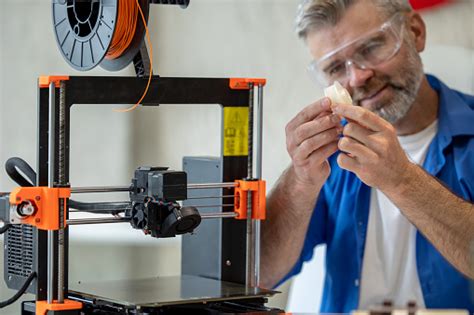 3d 프린터로 인쇄하는 기술자 작업을 위해 3차원 인쇄기를 사용합니다 35 39세에 대한 스톡 사진 및 기타 이미지 35 39세 3차원 인쇄 3차원 형태 Istock