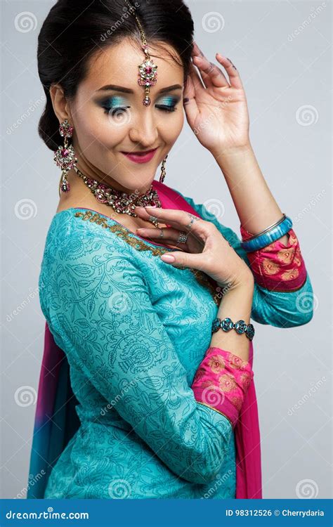 Ritratto Di Bella Ragazza Indiana Sorridente Giovane Modello Indiano Della Donna Con L Insieme