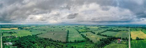 유채 밭과 시골 길의 조감도 브래드포드 웨스트 그윌림베리 캐나다 0명에 대한 스톡 사진 및 기타 이미지 0명 개화기 경관