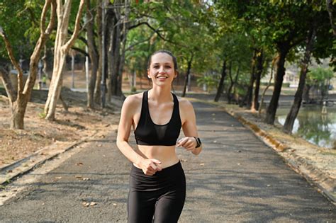 공공 공원 피트니스 및 스포츠 개념에서 조깅하는 스포츠웨어에서 기뻐하는 백인 여성 운동 선수 25 29세에 대한 스톡 사진 및 기타 이미지 Istock