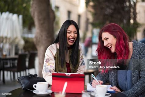 도시의 젊은 여성들 커피 또는 차를 마시면서 태블릿과 메모로 카페 바에서 프로젝트를 작성하는 여성 즐거운 시간을 보내는 웃음 18 19세에 대한 스톡 사진 및 기타 이미지