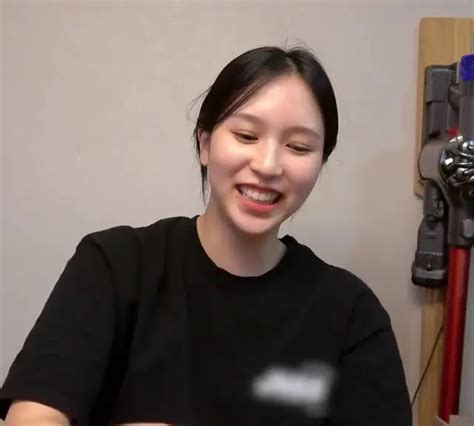 210505 Precious Mina Scrolller