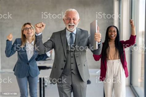 다양한 동료 팀 앞에 서서 미소를 짓고 회사 성공을 축하하는 카메라를 바라보는 선임 사업가 회사 리더 20 24세에 대한 스톡 사진 및 기타 이미지 Istock