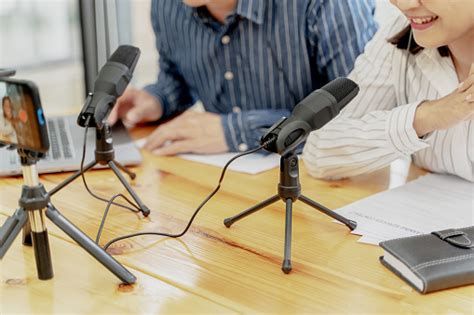 두 명의 라디오 진행자가 방송 스튜디오에서 팟캐스트 인터뷰를 녹음하고 있다 팟캐스팅에 대한 스톡 사진 및 기타 이미지 팟캐스팅 2명 Dj Istock