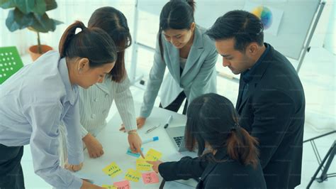 사업가들은 회의 테이블에서 작업 프로젝트를 능숙하게 논의합니다 기업 비즈니스 팀 협업 개념입니다 사진 Unsplash의 사업 이미지