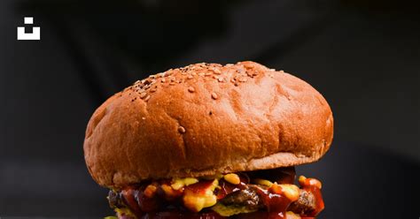 양상추와 토마토 소스를 곁들인 햄버거 사진 Unsplash의 무료 음식 이미지