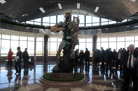 Статуя на Орфей посреща пътниците на метростанция Летище София Лайф Dir Bg