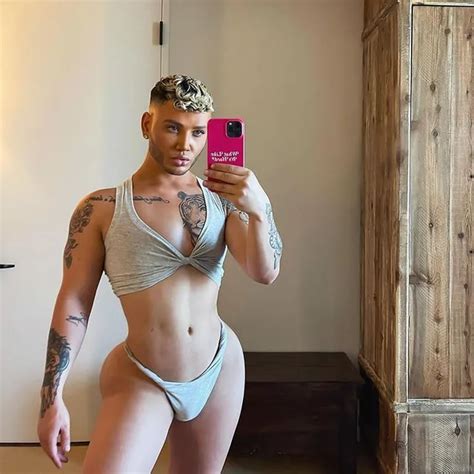 Fotos: El “Ken Kardashian” es fanático de las microbikinis en hilo dental