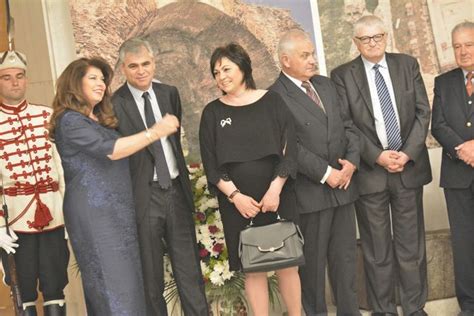 ИЗВЪНРЕДНО И ПЪРВО В ПИК Генерал Деси цъфна като майска роза на приема в Бояна жената на