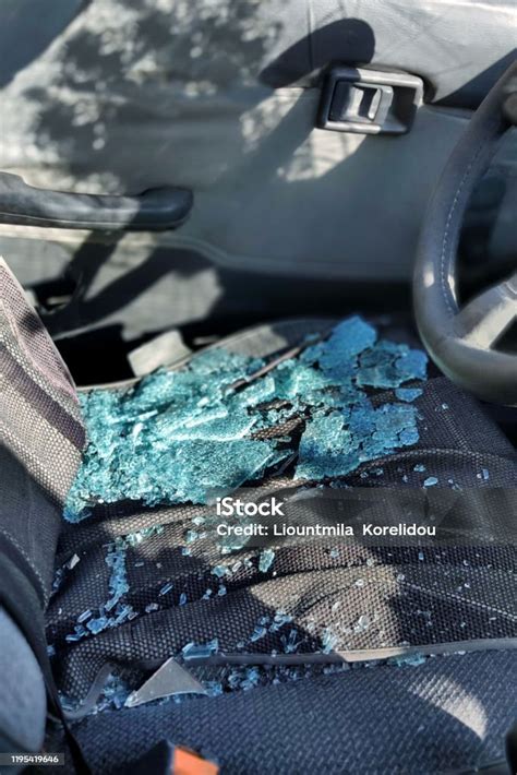 차의 깨진 앞 유리 파편은 좌석에 놓여있다 개념 사고 자동차 보험 교통 사고 선택적 초점 개념에 대한 스톡 사진 및 기타 이미지 Istock