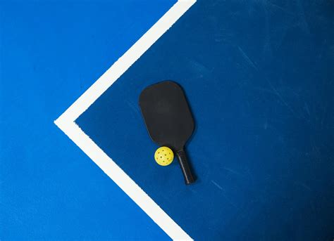 집 밖의 실내 각진 선 게임 경쟁 공 기하학적 모양 노란 공 단체 스포츠 동적 구성 라켓과 패들 레저
