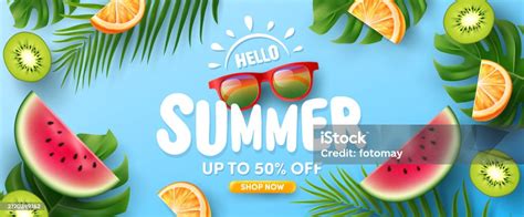 여름 세일 포스터 또는 배너 템플릿 화려한 선글라스 수박 오렌지 및 키위 과일 조각 열대 잎 및 파란색 배경 여름 시즌을 위한 프로모션 및 쇼핑 템플릿 여름에 대한 스톡