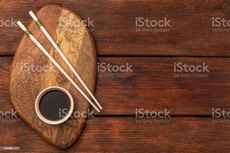 나무 테이블에 간장과 젓가락이 있는 그릇 텍스트를 위한 공간 0명에 대한 스톡 사진 및 기타 이미지 0명 간장 건강한 생활방식 Istock